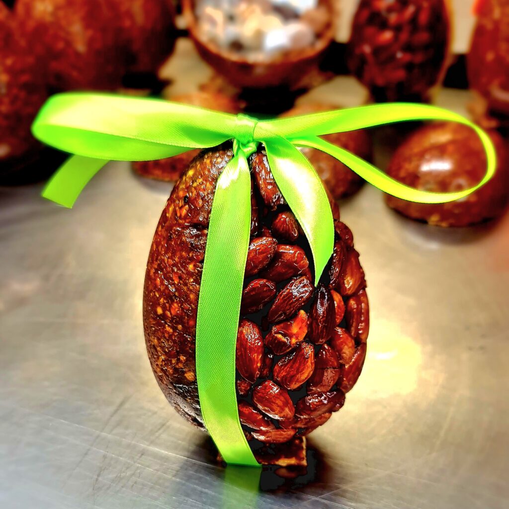 Oeuf de pâques en nougat noir traditionnel et nougatine - Au Royaume ...